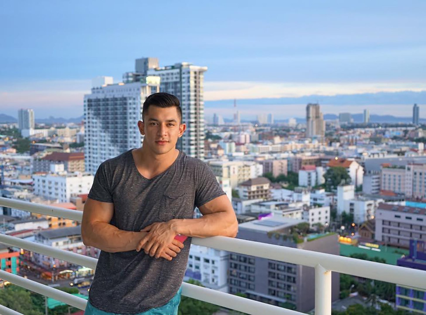 An online fitness trainer who built a 6-figure fitness business