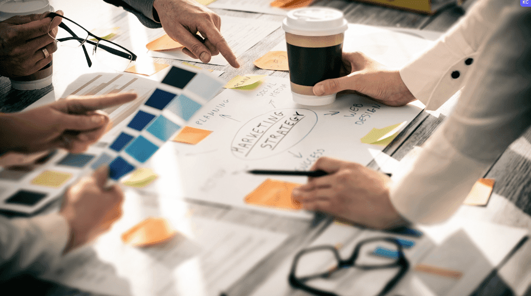Strumenti di brainstorming per dare vita alle idee del team | Canva Teams