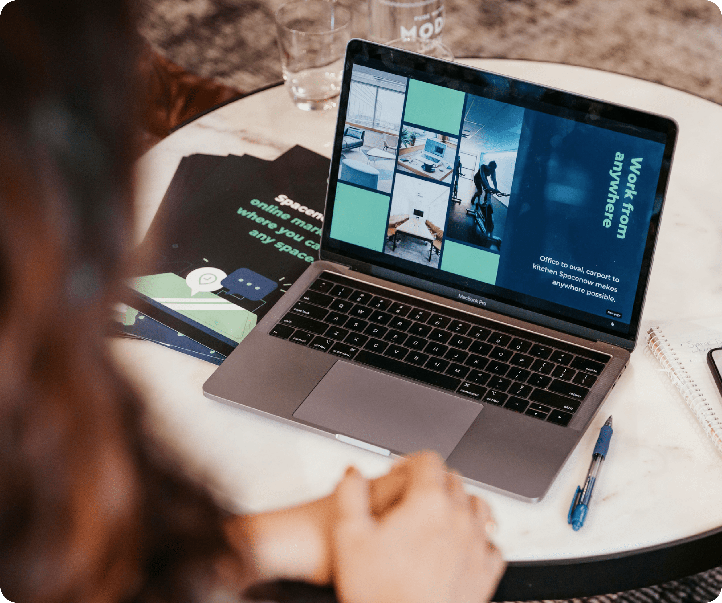 เครื่องมือและโซลูชั่นเพื่อการสื่อสารภายในสำหรับทีม | Canva