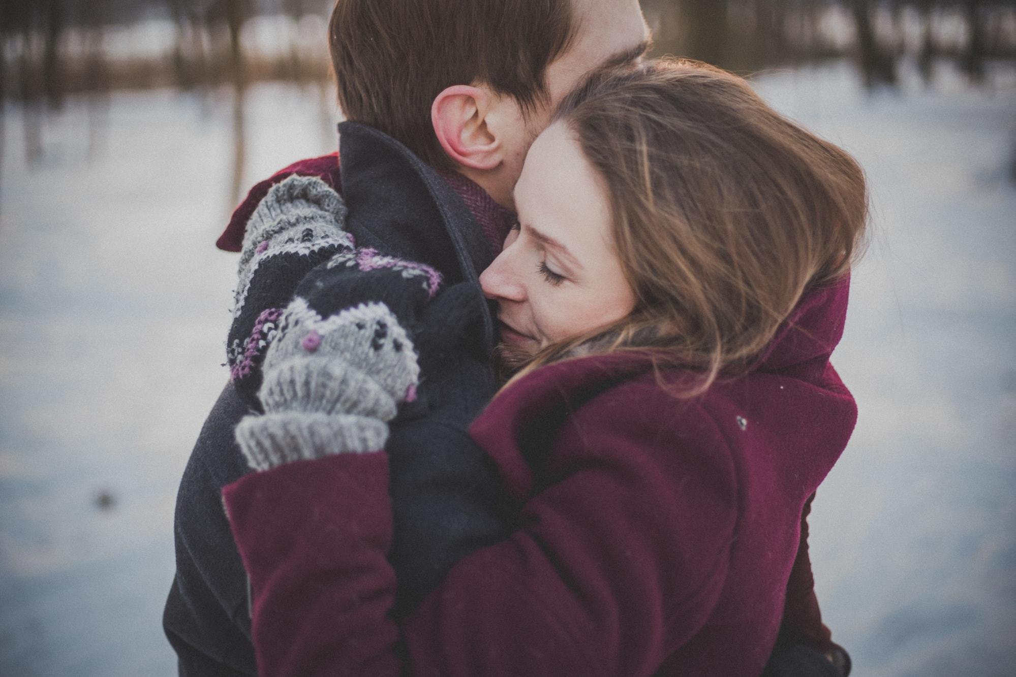 20 couple poses and photography ideas to capture genuinely romantic ...