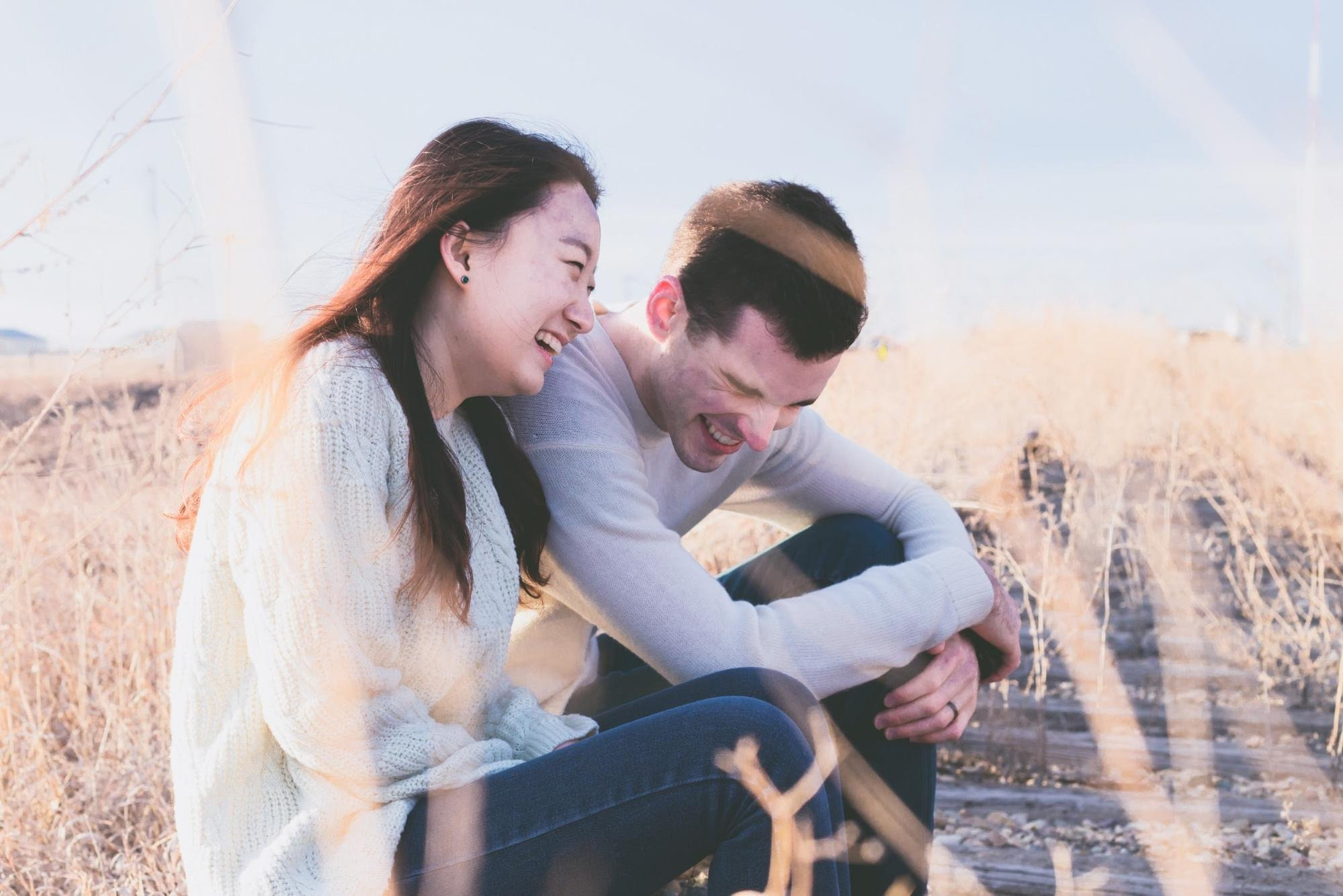 20 couple poses and photography ideas to capture genuinely romantic ...