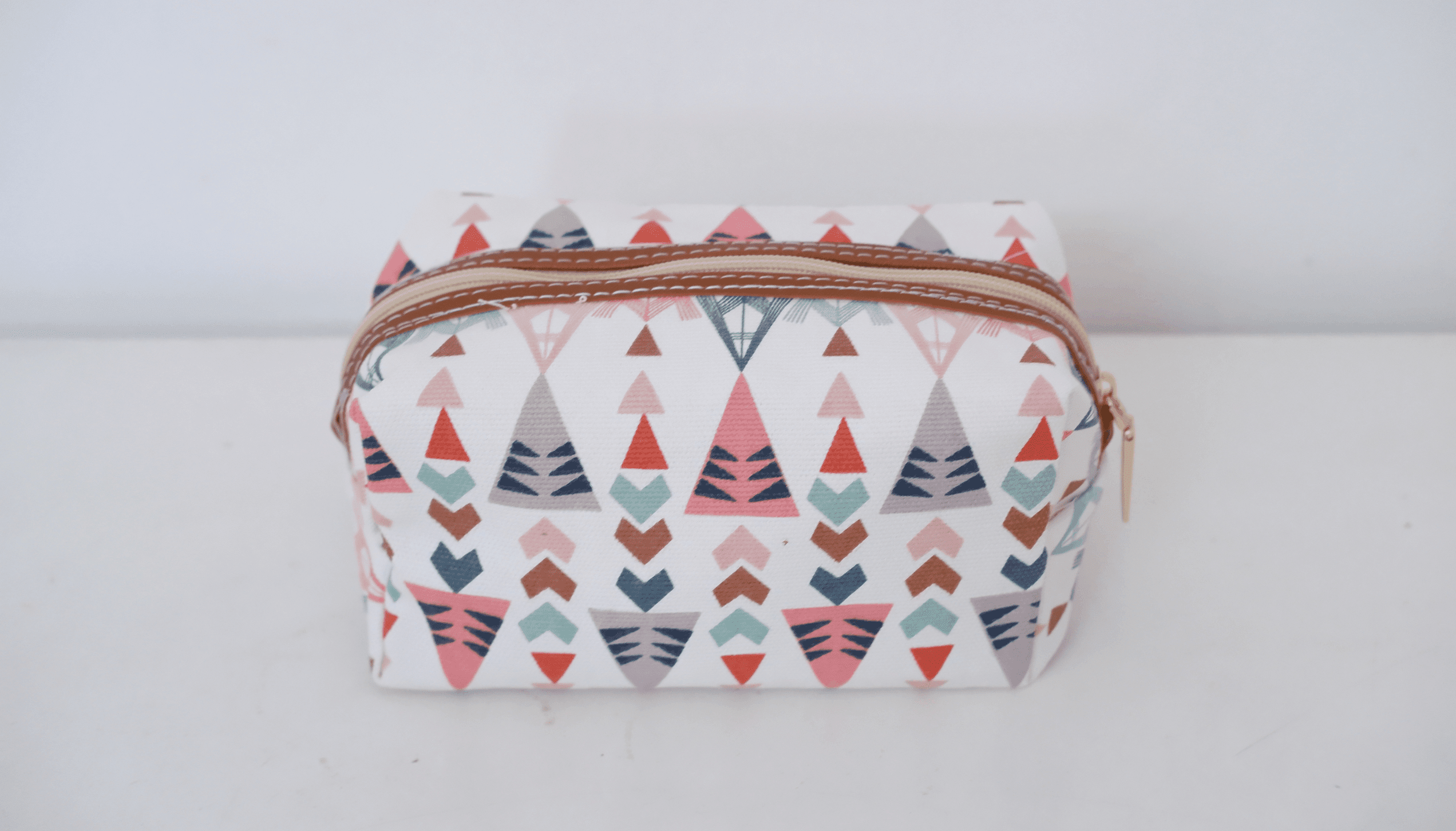 Buat Desain Pouch Sendiri, Gratis | Canva
